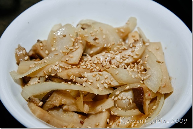 Korean Cuisine: Mushroom Moochim - (버섯 볶음)